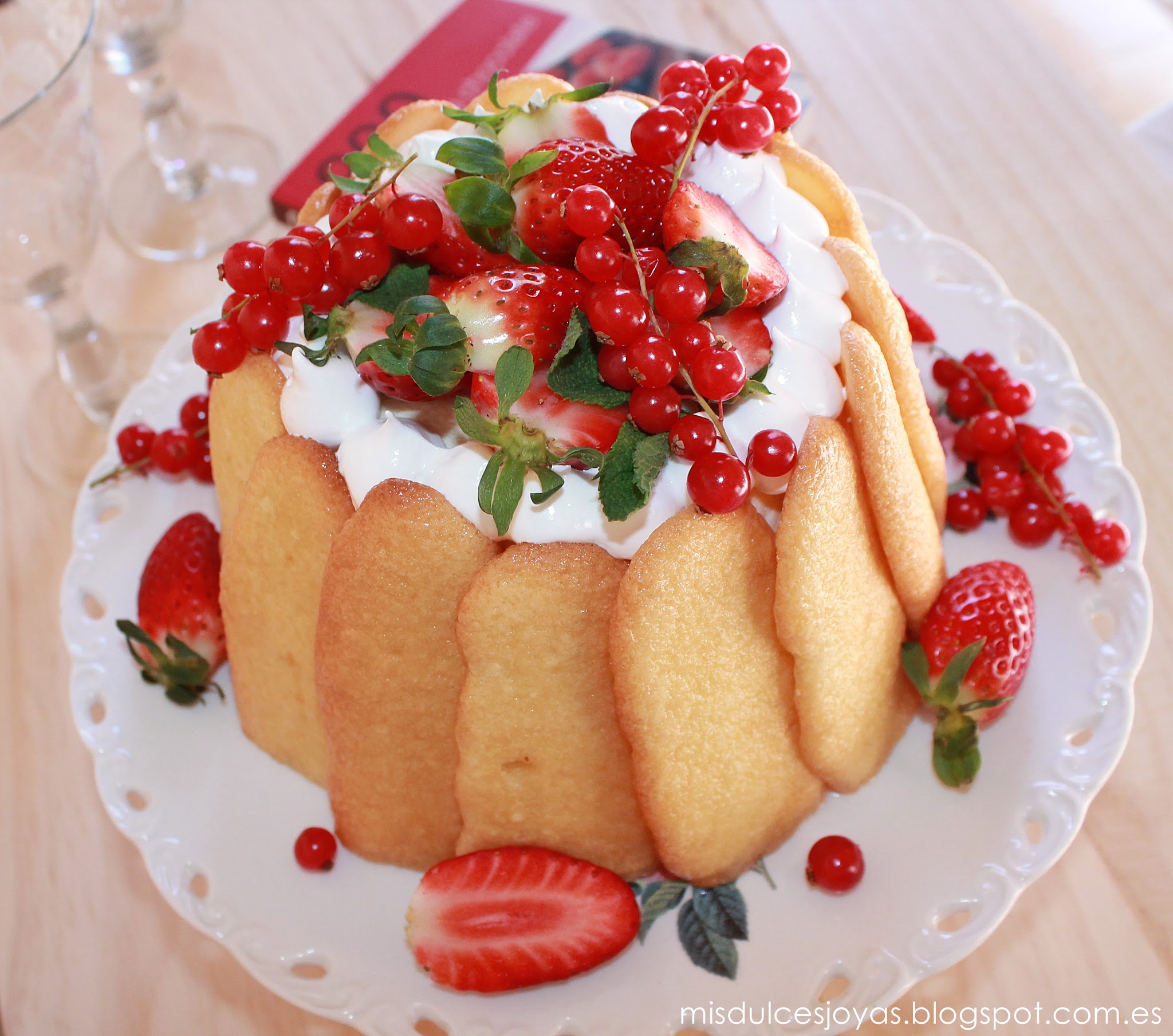 Charlota de fresas y crema bavaroise a la vainilla [Mis Dulces Joyas]