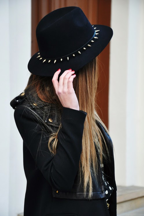 Stylish Girls wearing Caps Display pics | Awesome dp