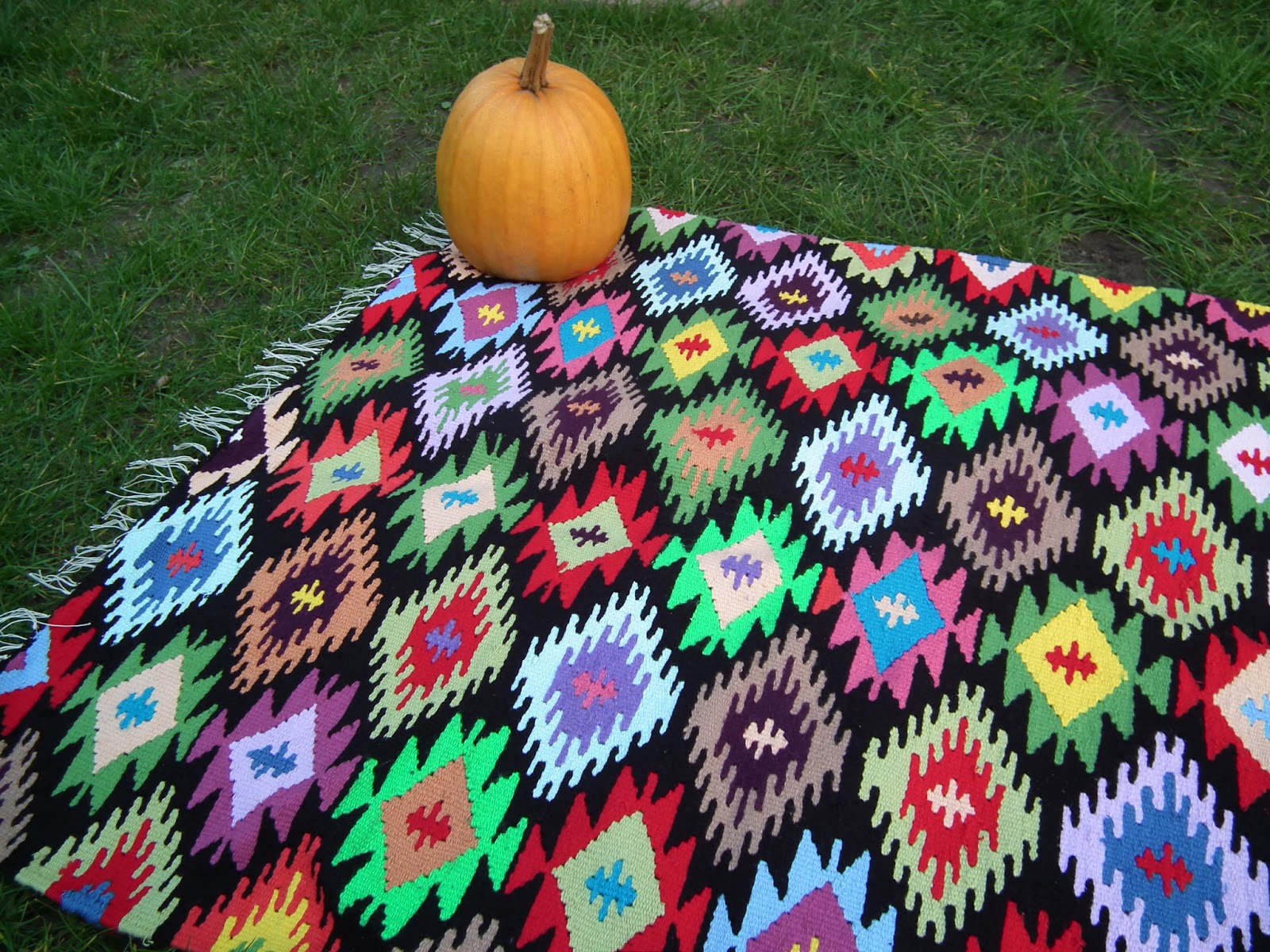 Covoare taranesti: Covor taranesc, tesut manual in razboiul de tesut.