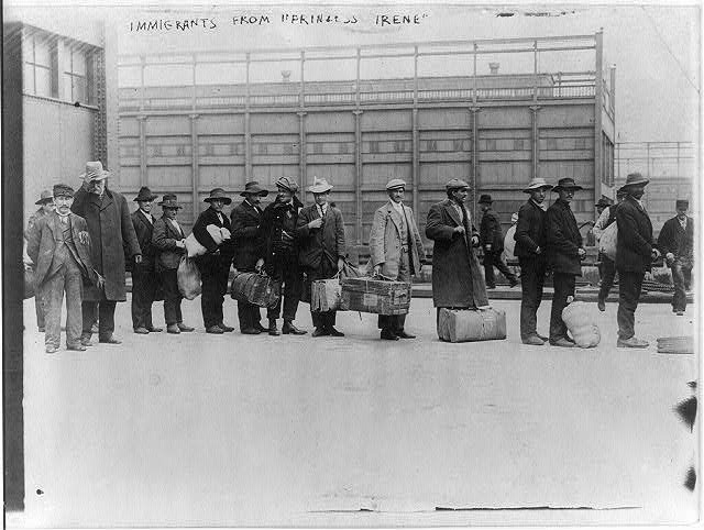 41 Rare Vintage Photographs of Ellis Island Immigration in the Early ...
