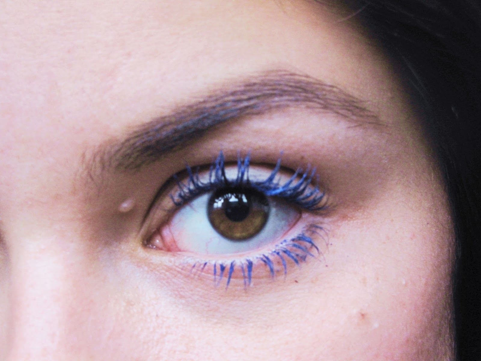 Elas na Moda: Rímel azul.