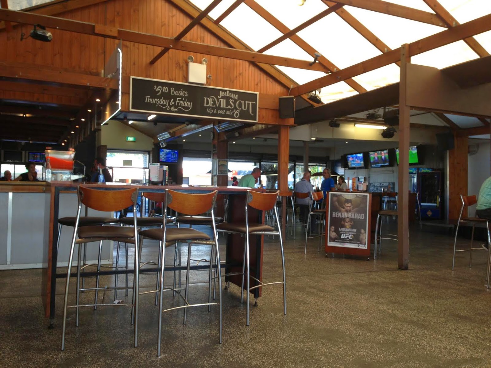 Cleveland Sands hotel bar meals - An Instant On The Lips