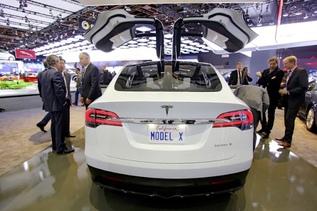 Garage Car: Detroit Auto Show 2013 : Tesla Model X Concept Live photos ...