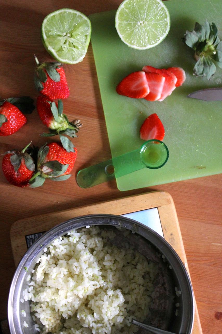 Green Gourmet Giraffe: Strawberry sushi with chocolate sauce