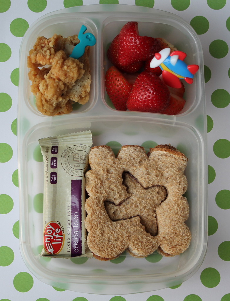 Mamabelly's Lunches With Love: We love Strawberries for lunch