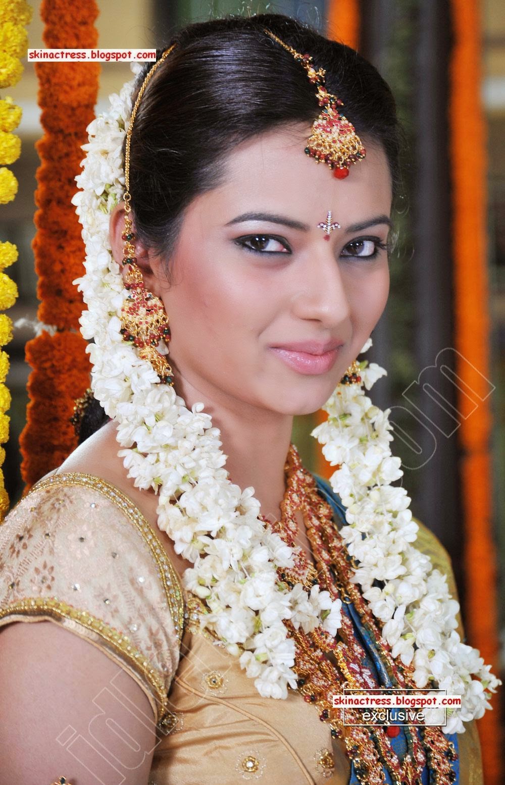 Skin Actress: Isha Chawla looking gorgeous in saree pics