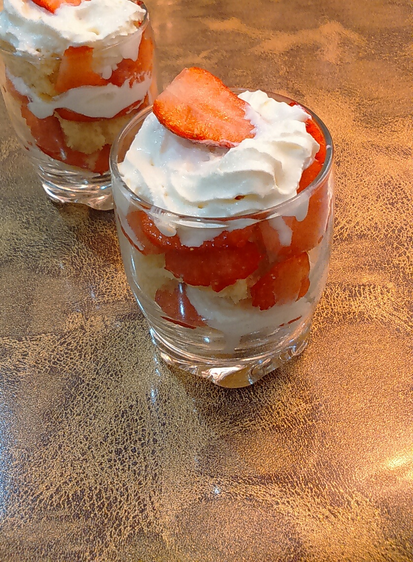 sarguna's fantabulous kitchen: Individual Strawberry Trifle