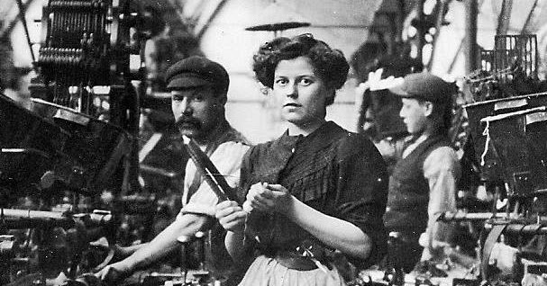 Tour Scotland: Old Photograph Weavers Paisley Scotland