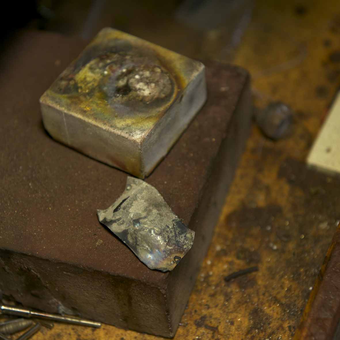 come nascono i gioielli tra racconti e reportage ...: Il cesello ...