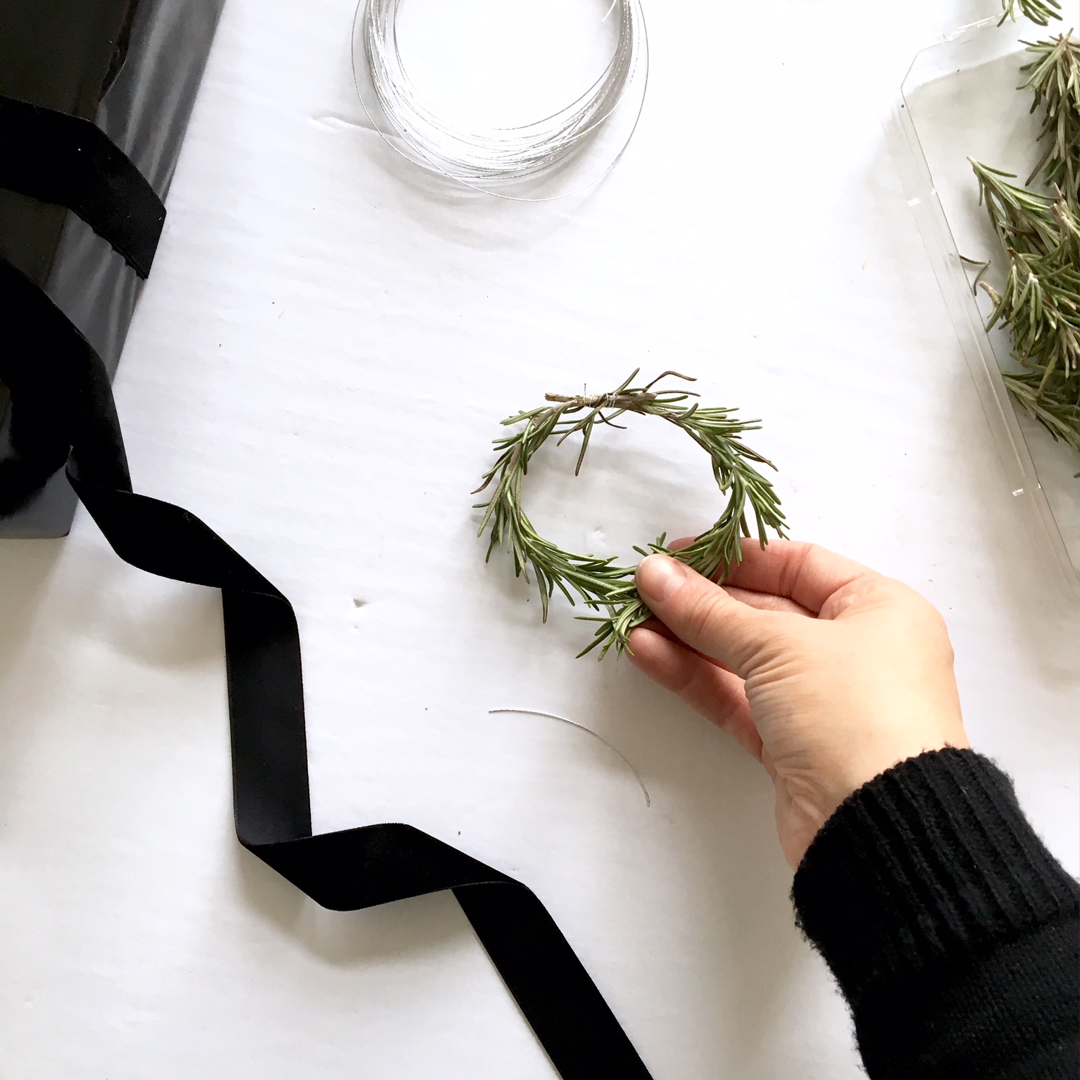 Gift Wrapping Ideas for Christmas: Black paper - Harlow & Thistle