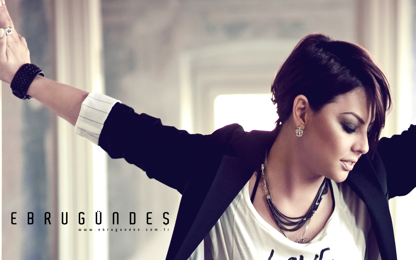 Men Women Photos: Turkish pop-folk singer, actress, and television ...