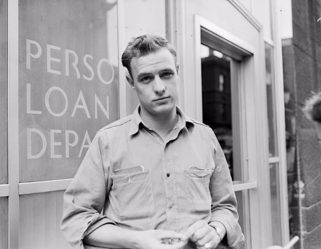 11 Rare Found Photos Capture A Young Beautiful Reporter of The Des ...