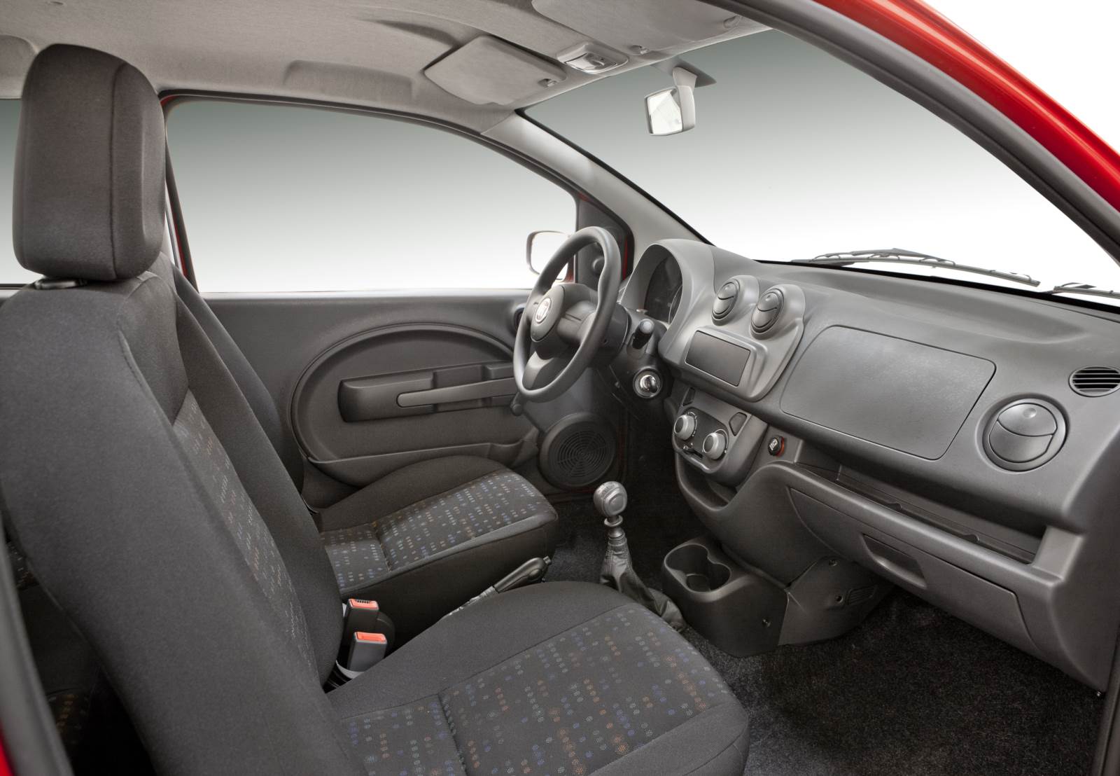 Fiat Uno Vivace 1.0 2015 mantém estética e interior inalterados