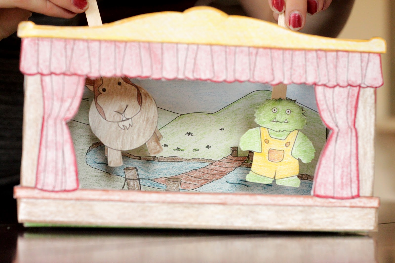 bedtime tales: "Green" Puppet Stage