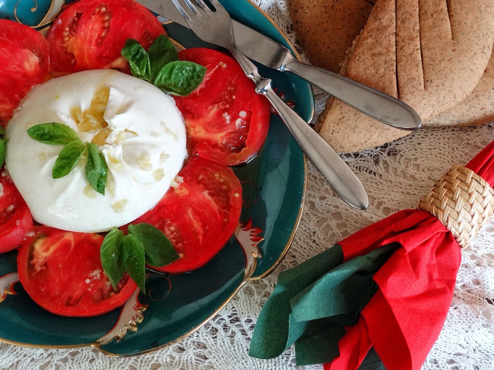 Цветно..... с Пепеляшка: BURRATA / що е то?/ с розови домати и босилек