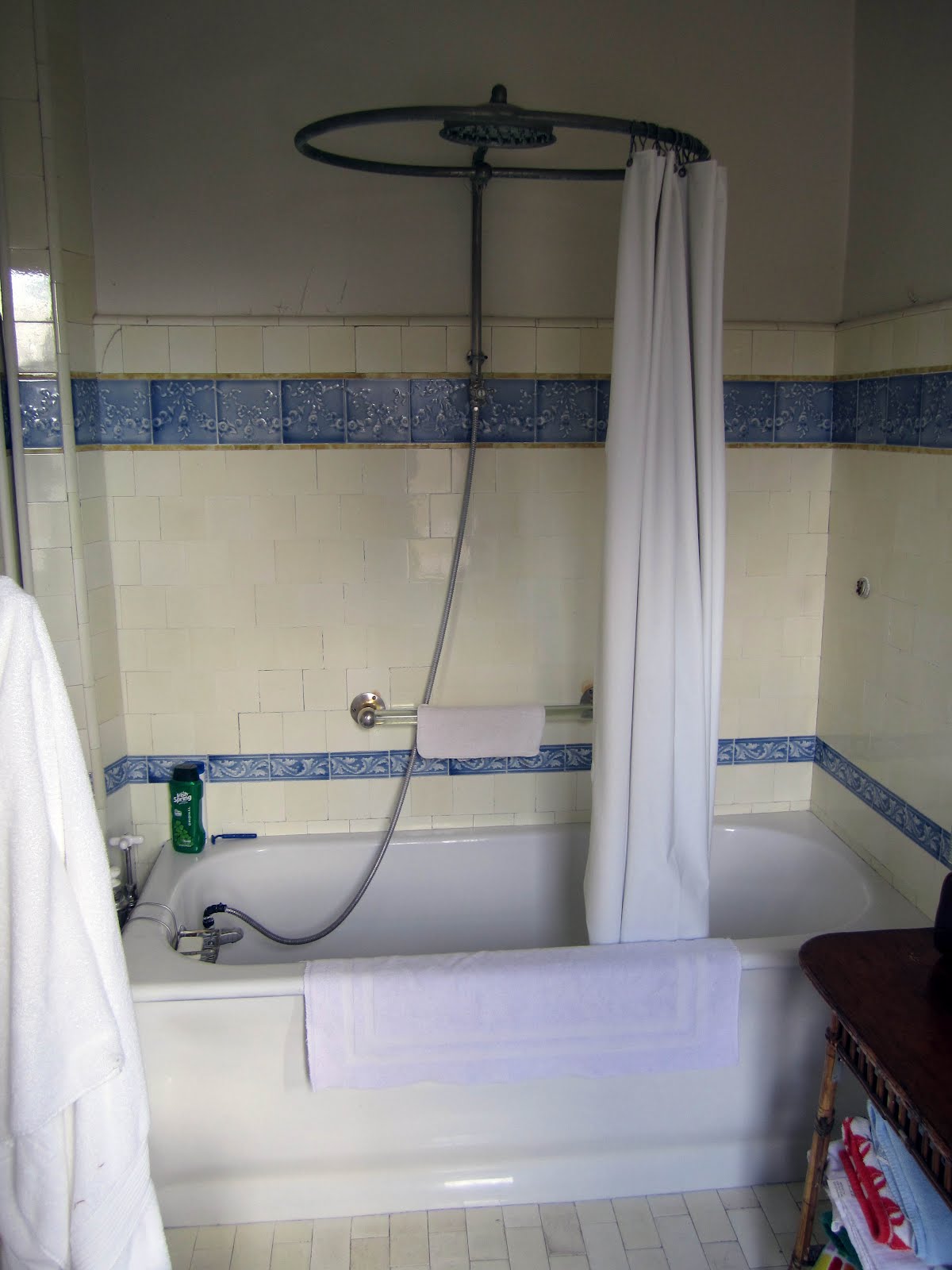 BIG OLD HOUSES: Room with a Bath