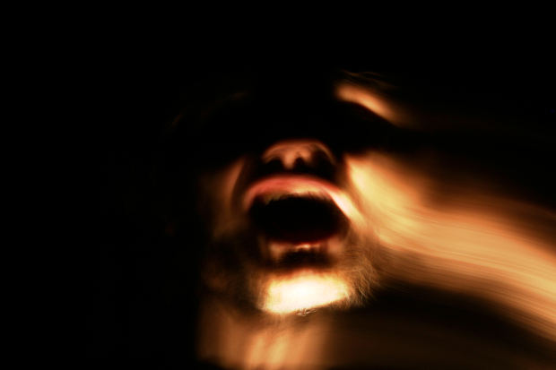 Leyendo en el bus: El color de la maldad, de Armando Rodera