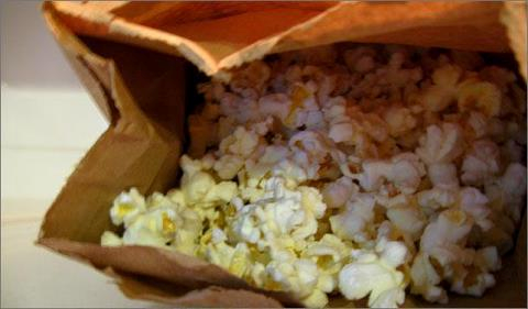CoOkInG WiTh FrIeNdS: *HOW TO MICROWAVE POPCORN IN A BROWN PAPER BAG*