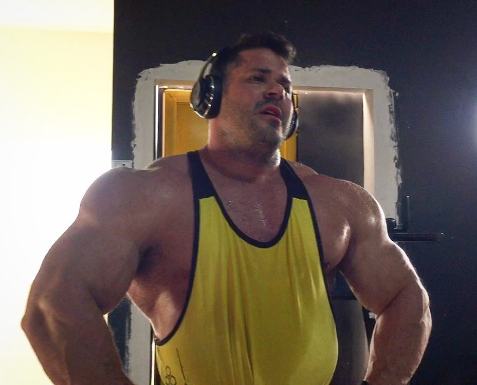 Muscle Lover: Mexican IFBB Pro bodybuilder Juan Carlos Graham