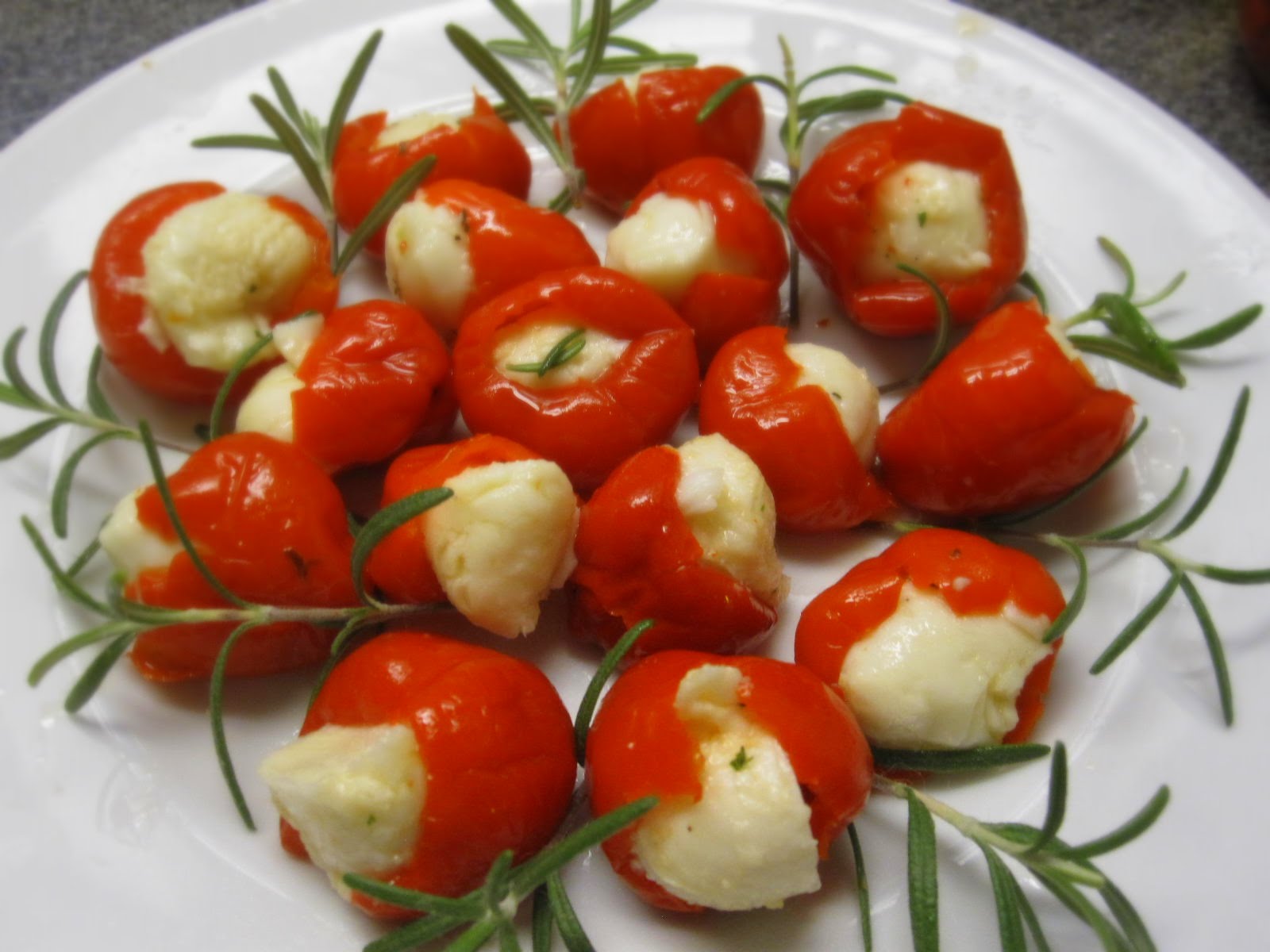 Daily*Dishin: Instant Appetizer: Peppadews Stuffed with Mozzarella Fresca