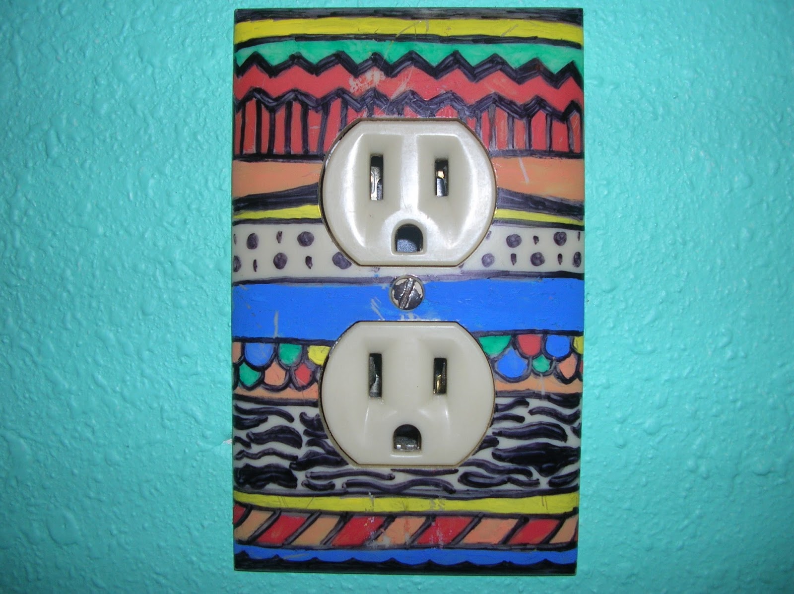 Novel & Chic: Colorful outlet covers