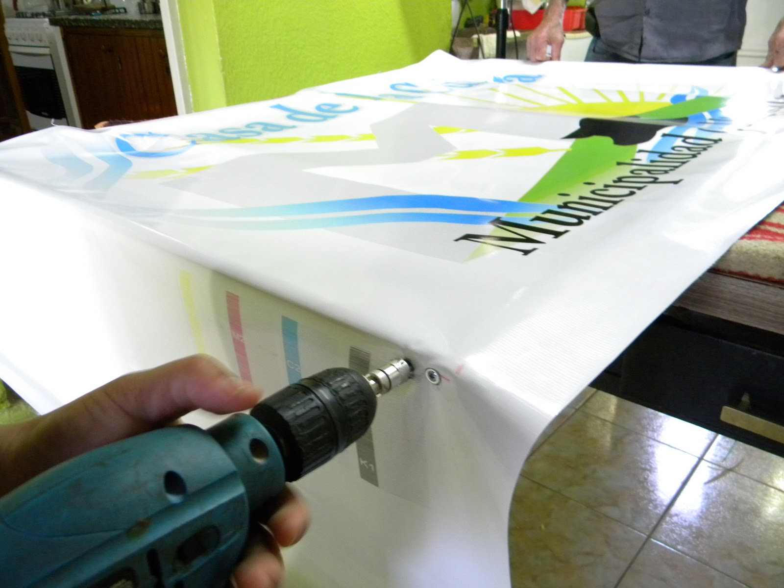 IDEAS CARTELES: proceso de tensado de lona front