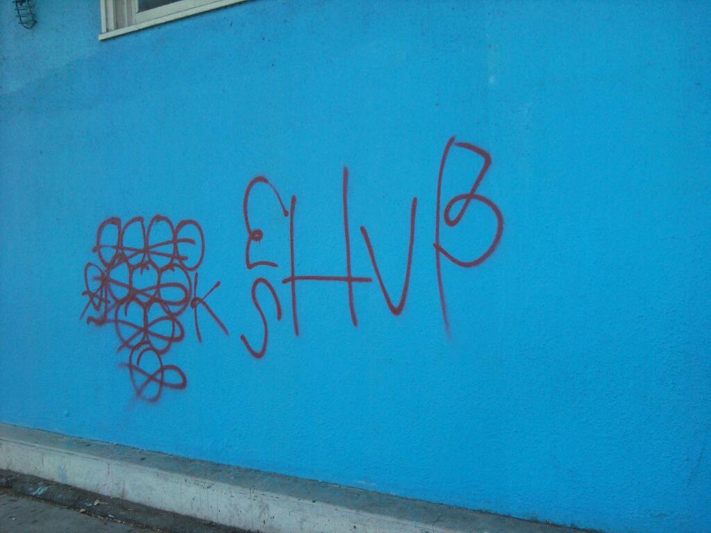blood gangs graffiti: Hacienda village blood 105