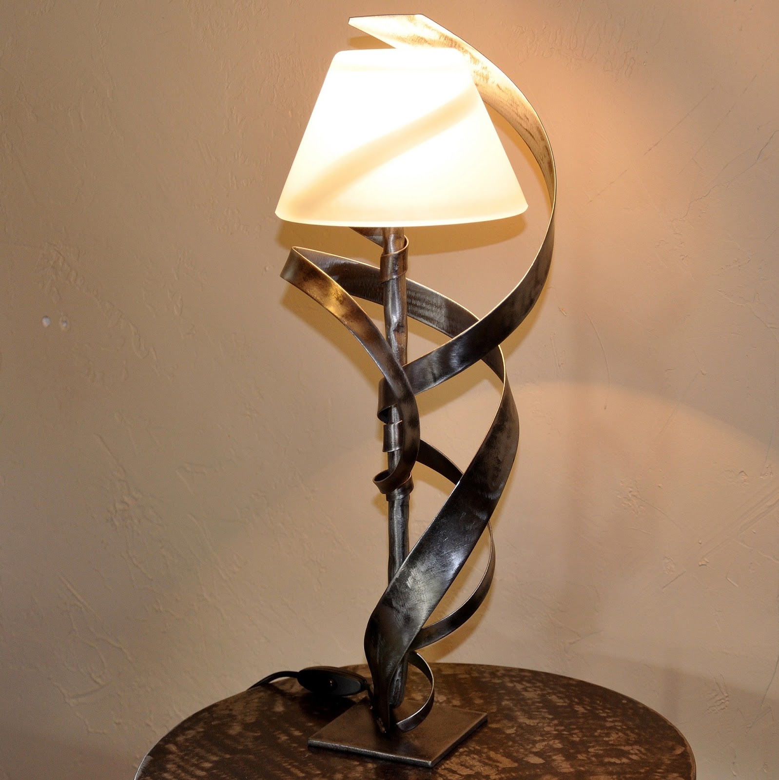 créateur d'objets déco en fer forgé, bougeoirs, luminaires,porte bouteille