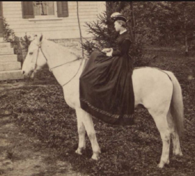 22 Amazing Vintage Photographs of Women Riding Side-Saddle From the ...