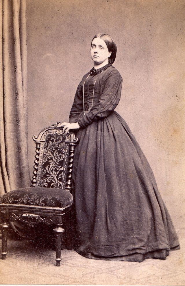 Victorian Widows: Graceful Photos of Young Women in Mourning Dresses ...