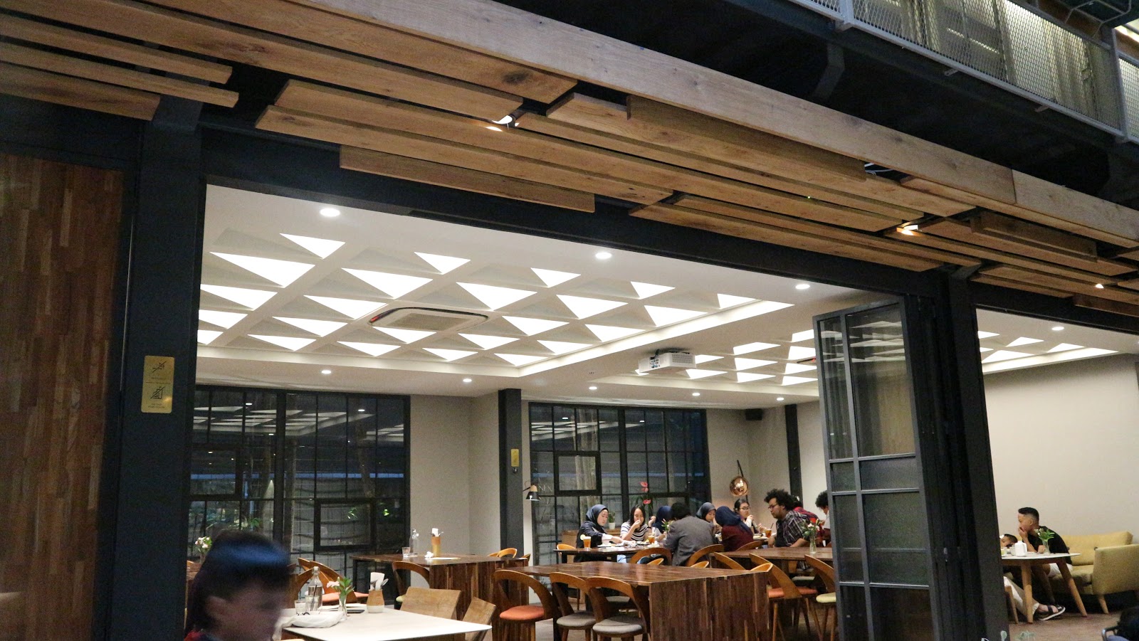 ANDIYANI ACHMAD: Cafe Hara Bandung