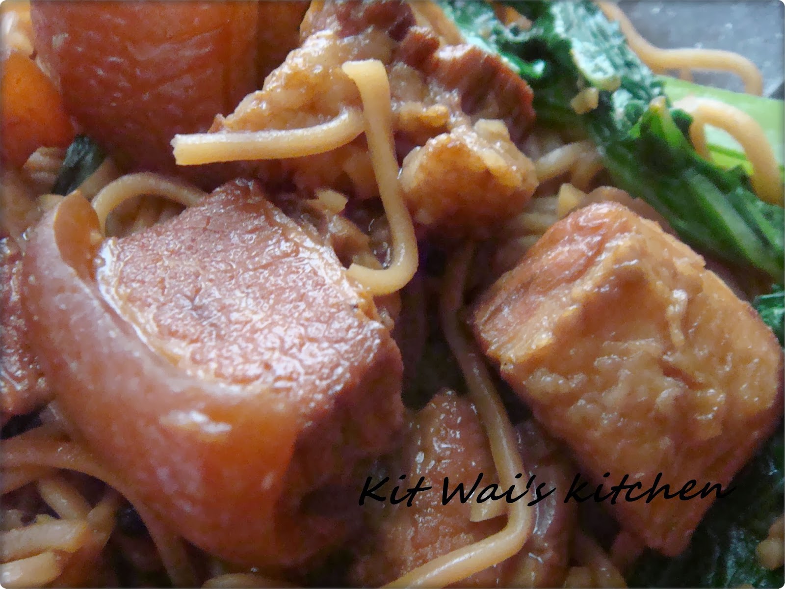 Kit Wai's kitchen : 五香卤肉焖伊面 ~ Braised Yee Mee with Five Spice Pork Belly