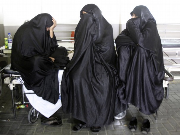 Women in Bahrain: Revolution of the Rose... pictures of Bahraini women ...