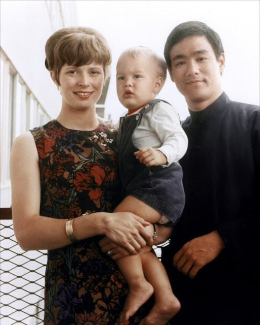 26 Fascinating Vintage Color Photographs of Bruce Lee With His Family ...