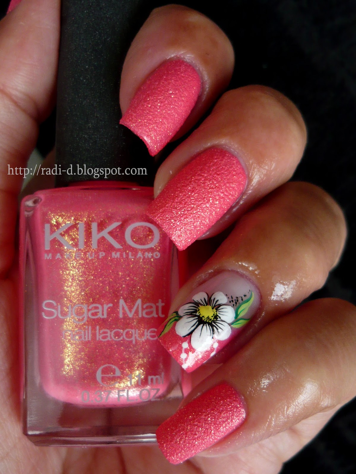 It`s all about nails: Strawberry Sand and Daisies
