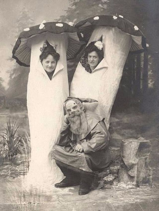 A Collection of 20 Incredibly Bizarre Vintage Halloween Costumes ...