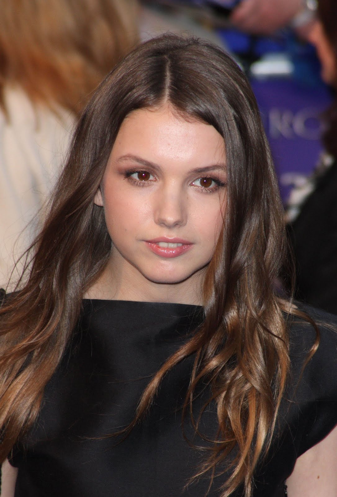 fashion model: Dark Shadows Premiere (Hannah Murray)