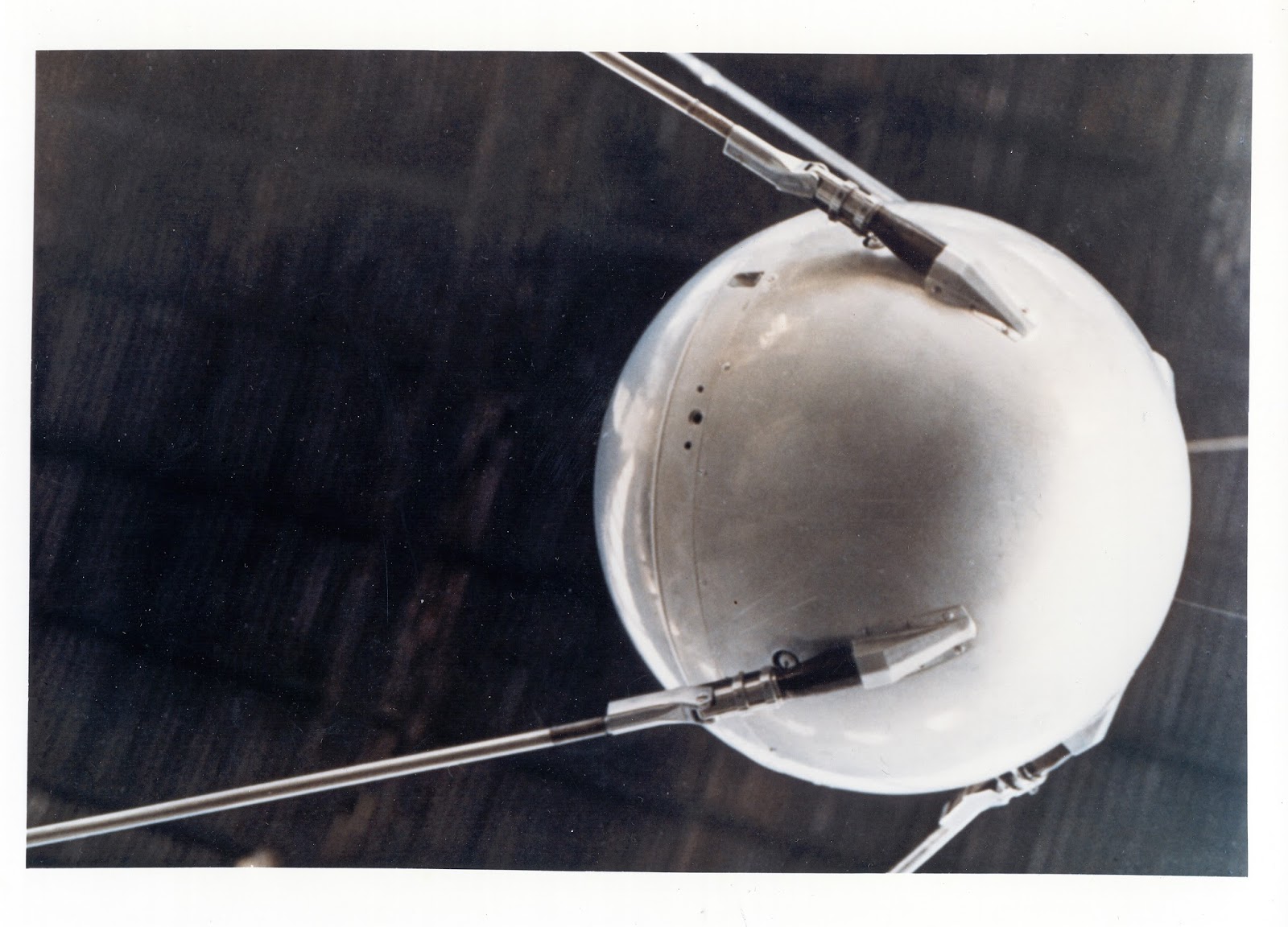 MyCreationDesign.com: LE SATELLITE SPUTNIK ARRIVE A PARIS