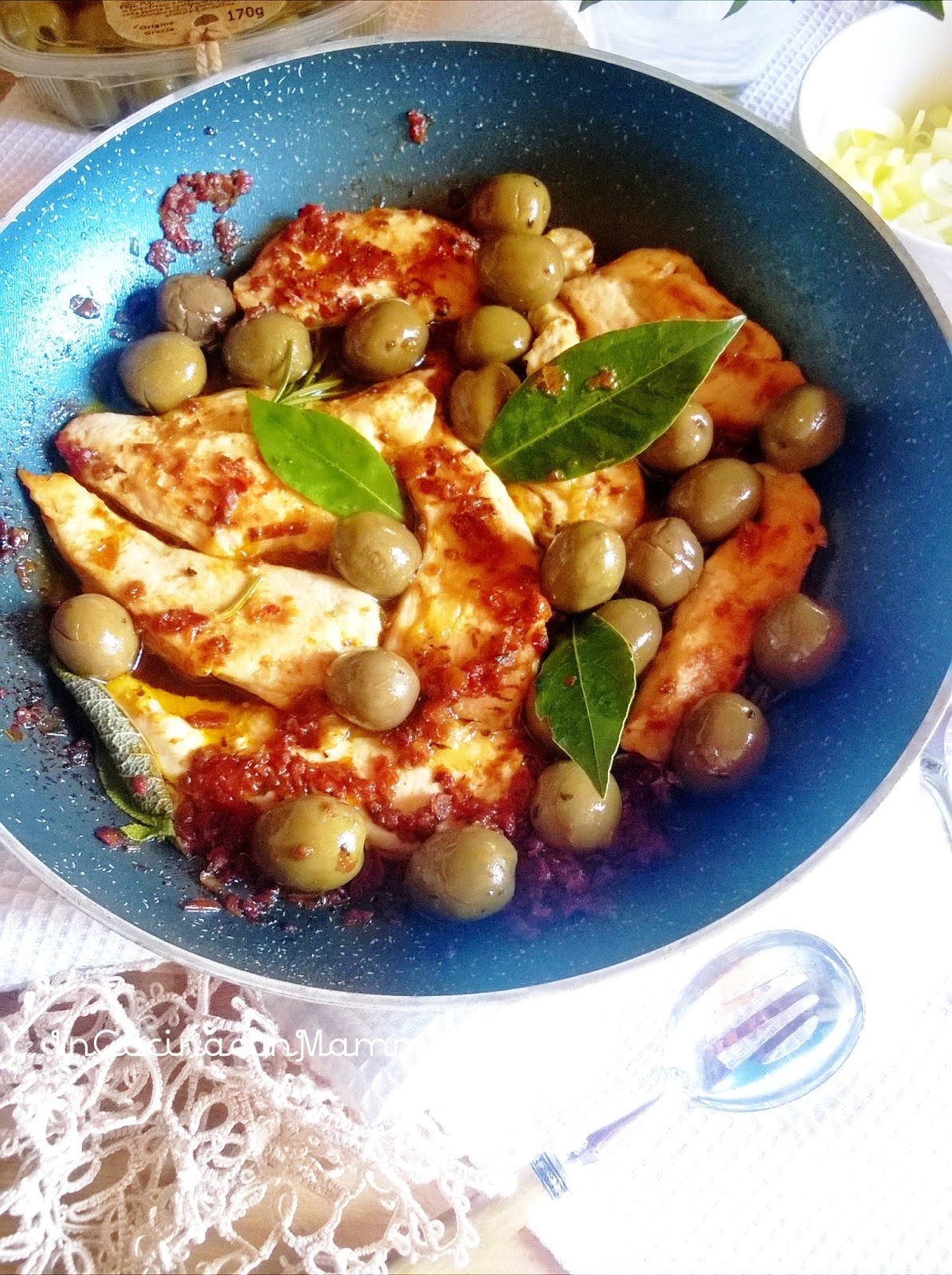 Galletto in padella con Olive e Pomodoro ♫♪♥♥♫♪ | In Cucina con Mamma ...