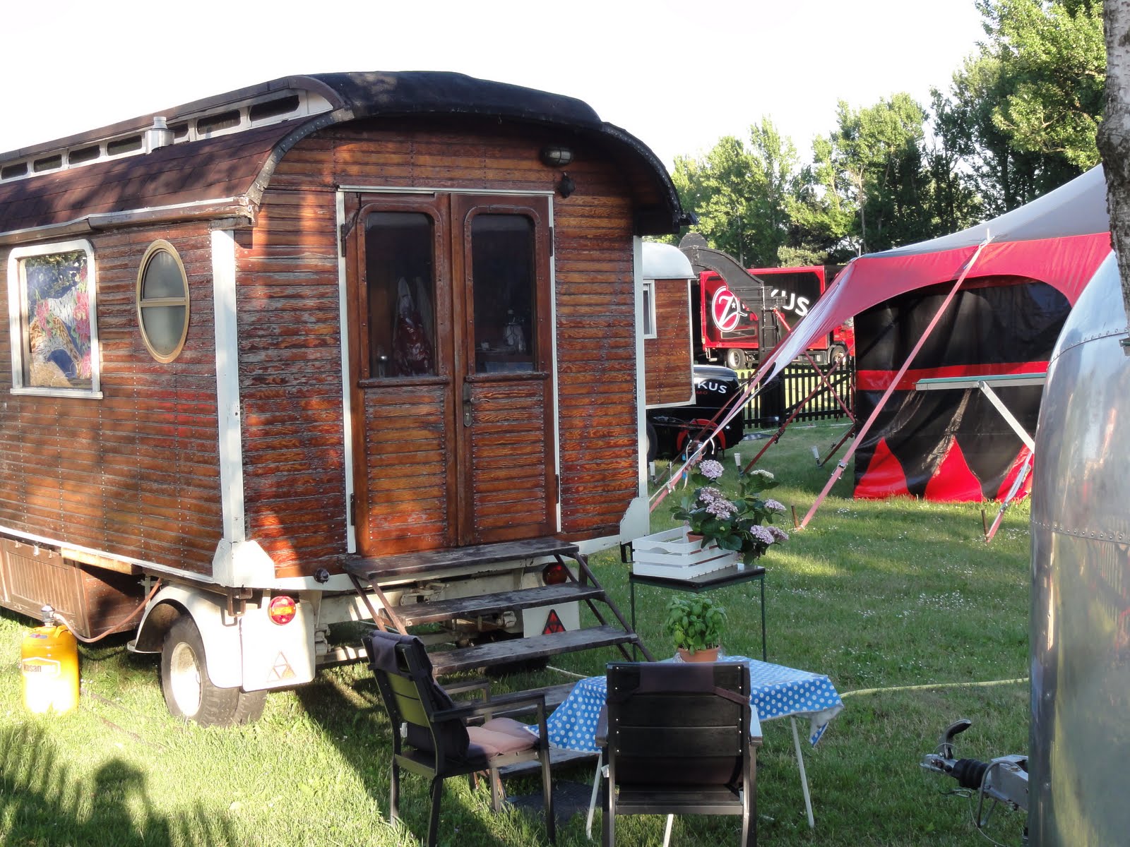 1000+ images about Cirkus vogn( circus wagon,shepherdstown hut) on ...