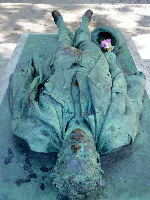 Ξωτικό: Victor Noir: "Χάρηκα" για τη γνωριμία -ακόμη και μετά θάνατο