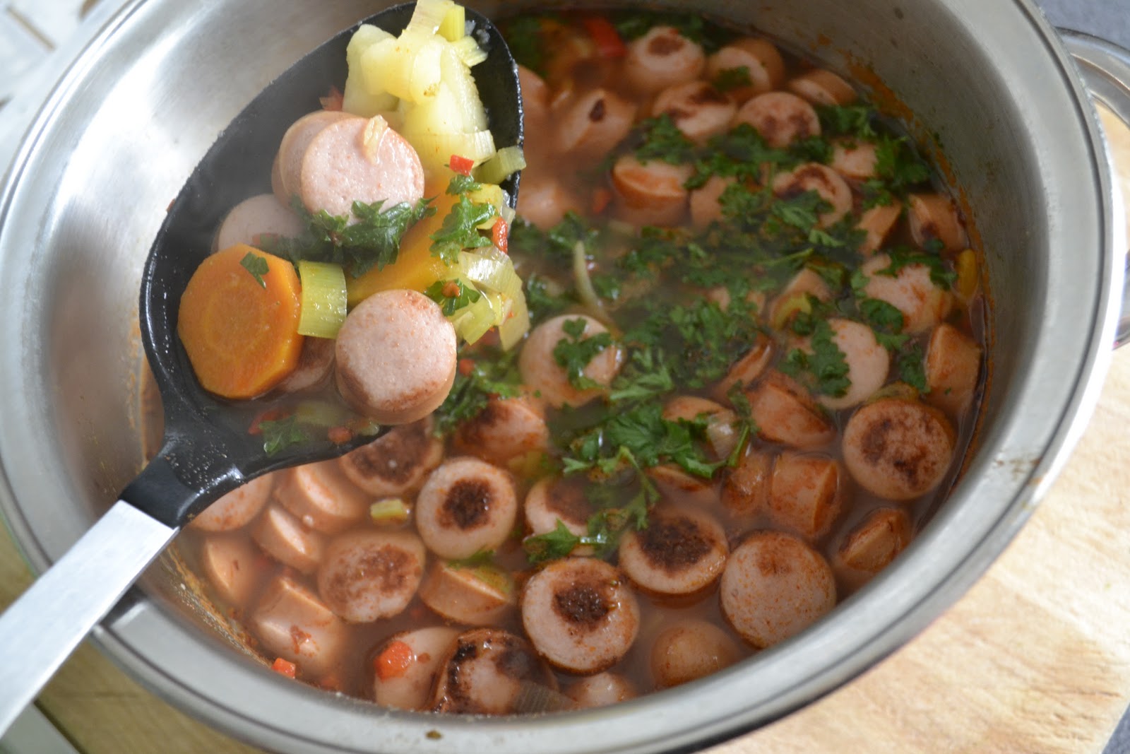 Hella & houkutus: Potkua nakkikeittoon