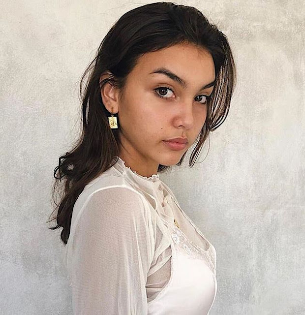 Pesona Caitlin Lewis Pemain Hit N Run Movie Berdarah Inggris - dominoqq ...