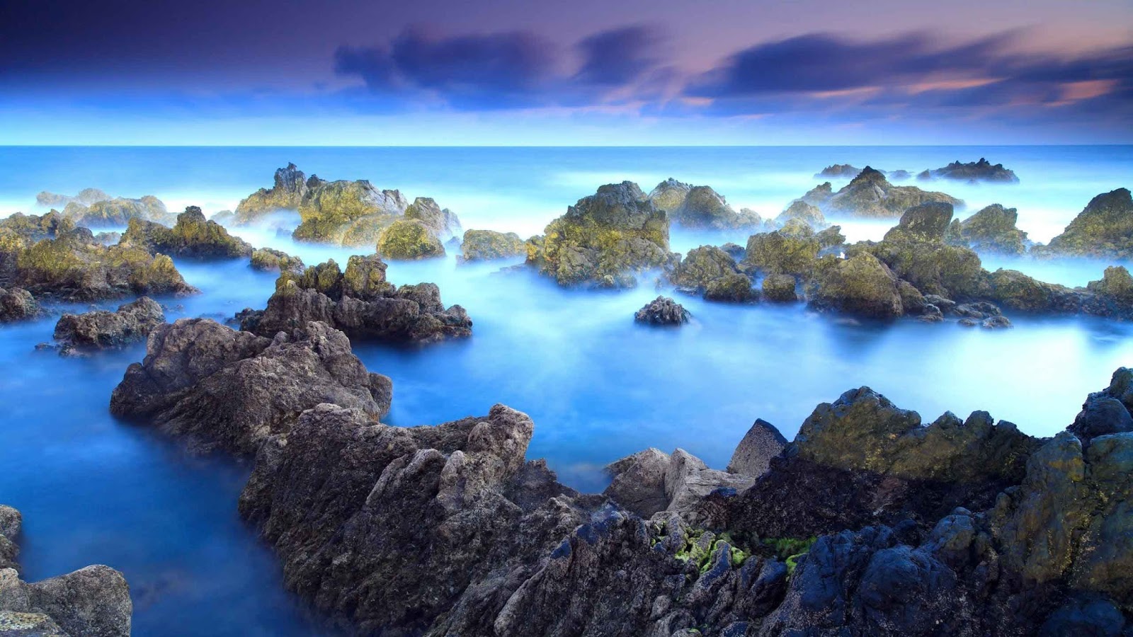 Rotsen in zee 's avonds