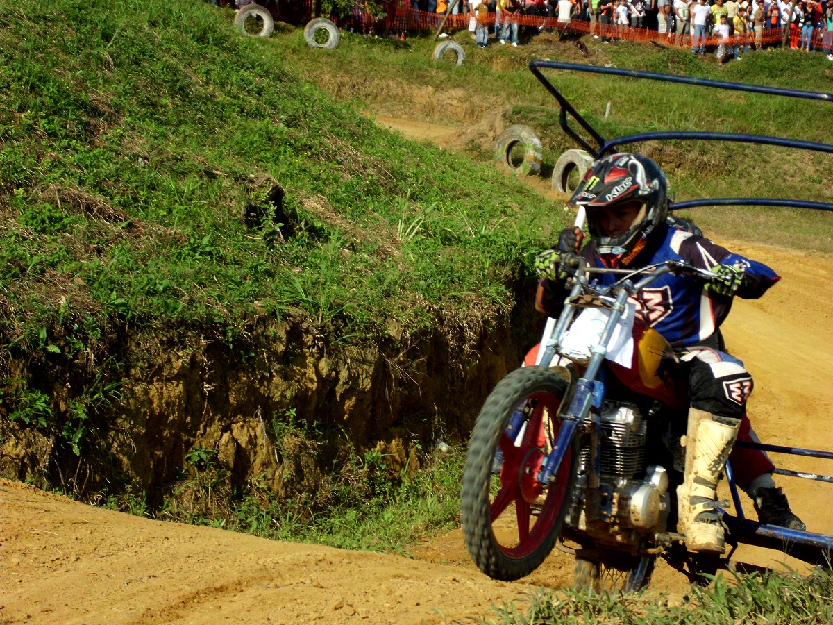 DOS RUEDAS: MOTOKAR CROSS EN LA LAGUNA VENECIA