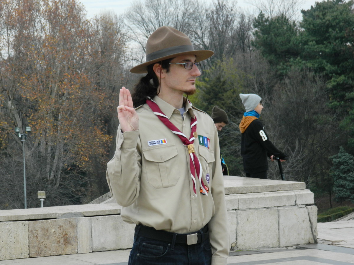 LA MULTI ANI, ROMANIA!: Cercetasi luandu-si angajamente solemne