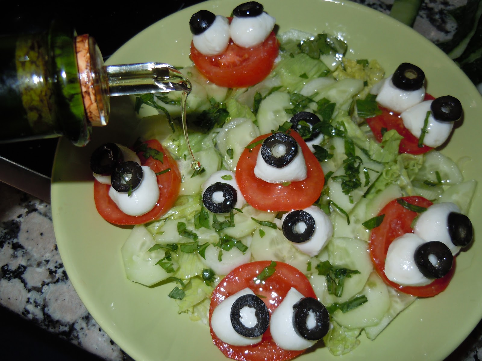 ENSALADA DE OJOS TERRORÍFICOS