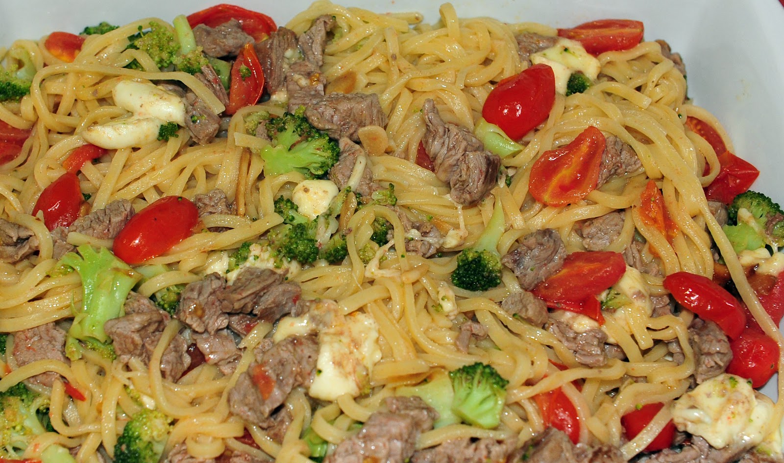 Talharim com filé mignon, tomate cereja e mussarela de búfala | Divino ...