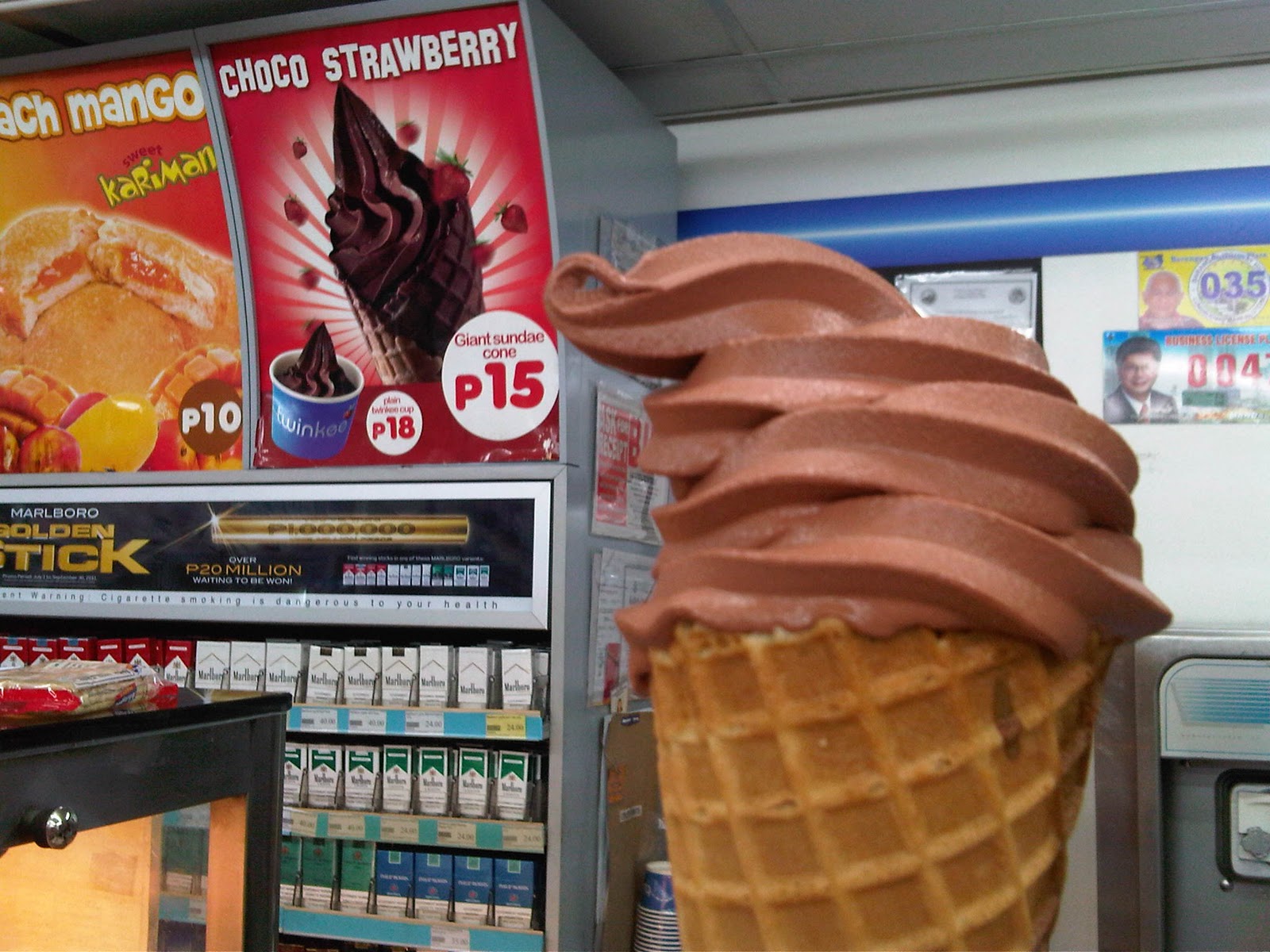 What Mary Loves: Cheap Thrill: Mini Stop Choco Strawberry Ice Cream