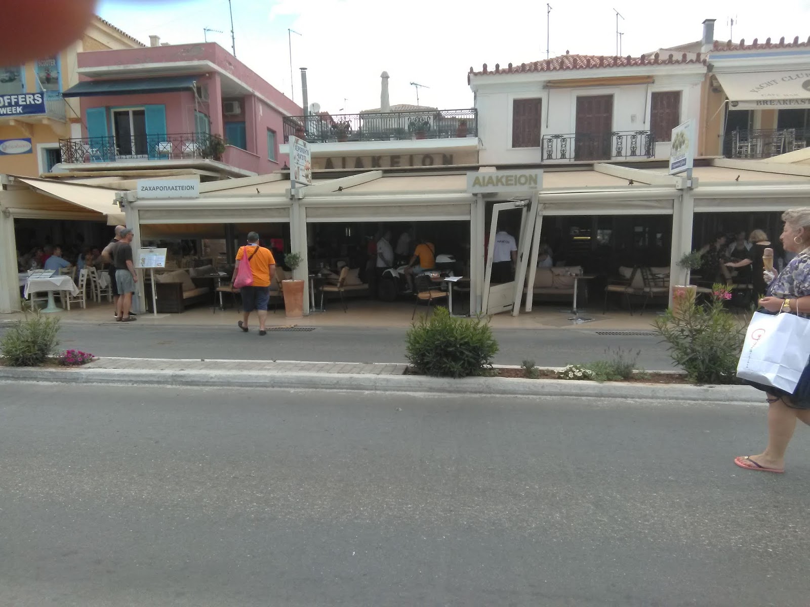 aiakosrex: ΛΙΓΟ ΚΡΑΣΙ, ΛΙΓΟ ΘΑΛΑΣΣΑ, ΚΑΙ Η ΕΝΟΙΚΙΑΖΟΜΕΝΗ ΓΟΥΡΟΥΝΑ